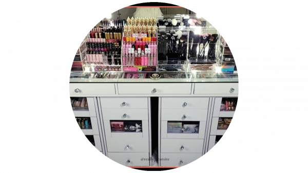 Cosmetics Beauty and Maturity With Evelyn